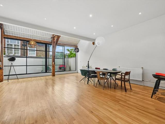 All Saints Close, Stockwell, SW8 3 bed terraced house to rent £5,750 pcm £1,327 pw