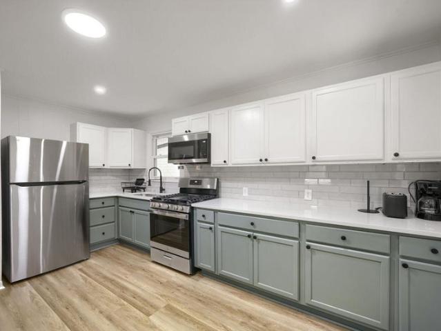 ALL PRIVATE BATHROOMS with TWO Kitchens TopT