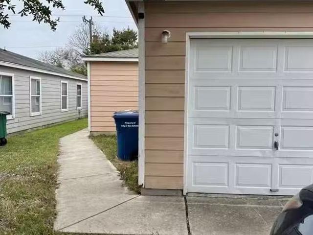 All Tile 2 Bed/ 2 Bath/ 1 Car Garage w/ Stainless Steel Applia.
