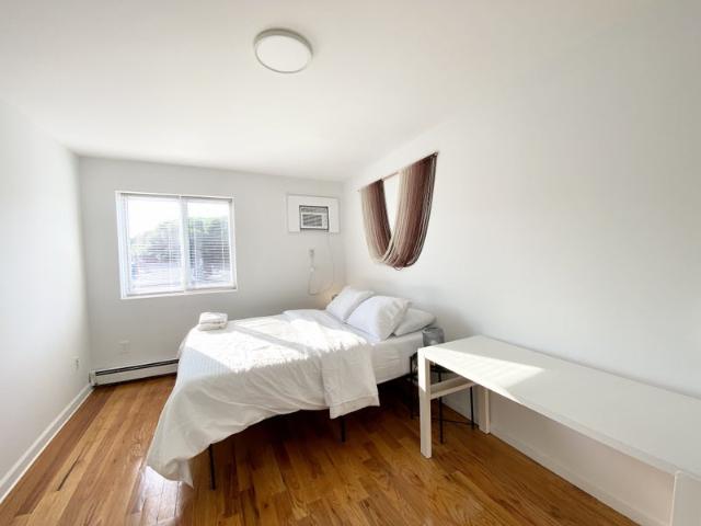 All utilities included private bathroom rooms