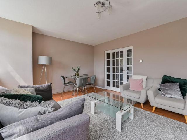 Allen Edwards Drive, Nine Elms. 2 bed flat to rent £2,600 pcm £600 pw