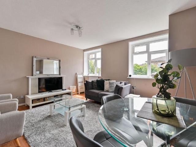 Allen Edwards Drive, Nine Elms. 2 bed flat to rent £2,750 pcm £635 pw