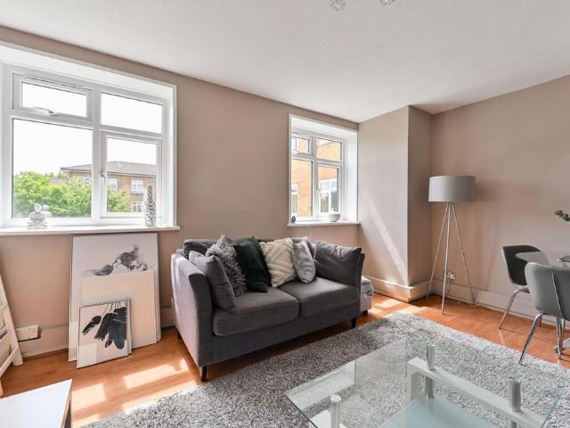 Allen Edwards Drive, Nine Elms. 2 bed flat to rent £4,000 pcm £923 pw
