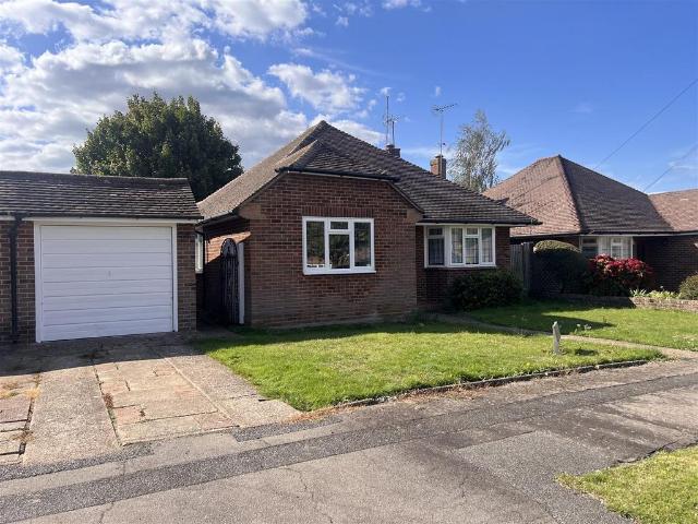ALLEN ROAD, BOOKHAM, KT23 3 bed detached bungalow to rent £2,525 pcm £583 pw