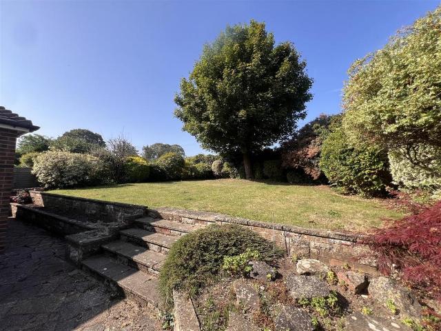 ALLEN ROAD, BOOKHAM, KT23 3 bed detached bungalow to rent £2,525 pcm £583 pw