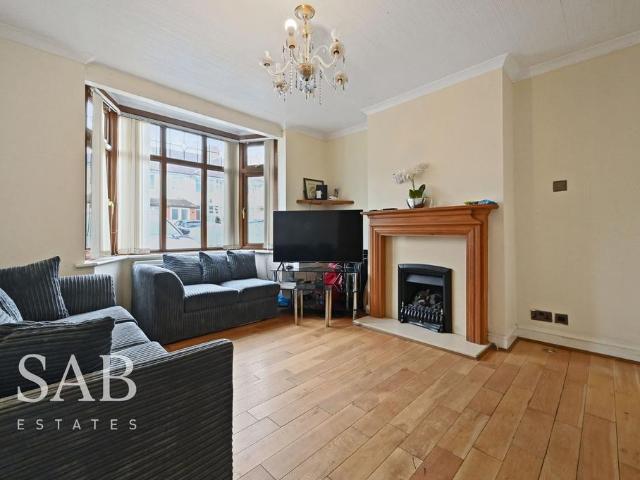 Allenby Road, Southall, UB1 3 bed terraced house to rent £2,300 pcm £531 pw