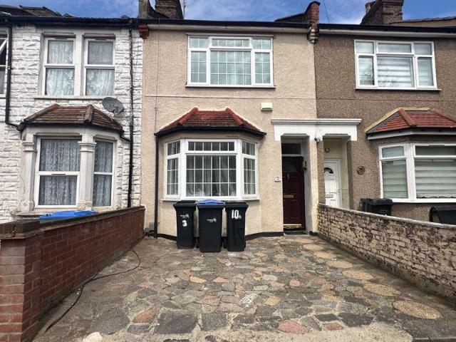 Allens Road, Enfield EN3 4 bed terraced house to rent £2,700 pcm £623 pw