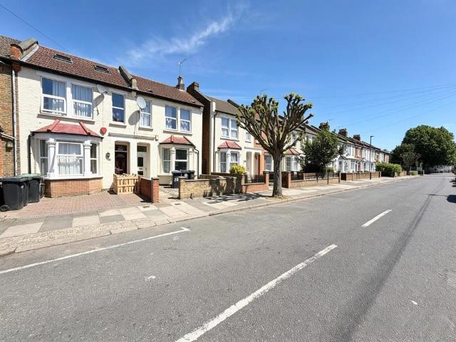 Allens Road, Middlesex EN3 3 bed terraced house to rent £2,700 pcm £623 pw
