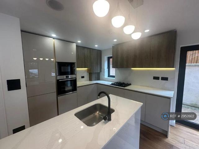 Allium House, Purley, CR8 3 bed flat to rent £2,600 pcm £600 pw