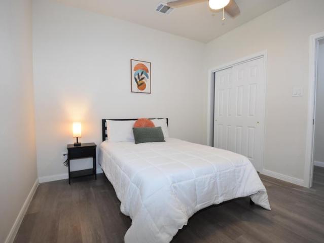 AllPrivate Bath Rooms in South Houston