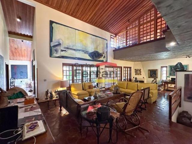 Alpha I com 5 suítes, jardim e piscina em terreno de 954 m²