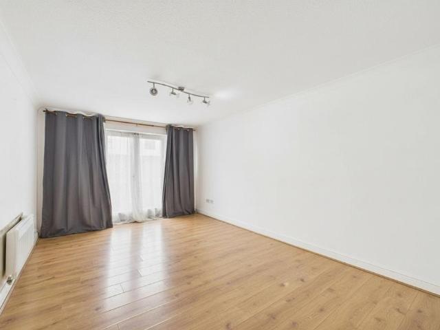 Alpha Street South, Slough. 1 bed flat to rent £1,150 pcm £265 pw