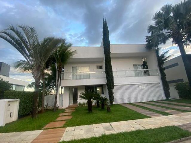 Alphaville Araguaia Sobrado Triplex 5 suítes à Venda no Condomínio Alphaville Araguaia em Goiânia
