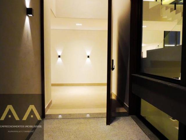 ALPHAVILLE, CASA COM 4 SUÍTES E ÓTIMA ÁREA DE LAZER