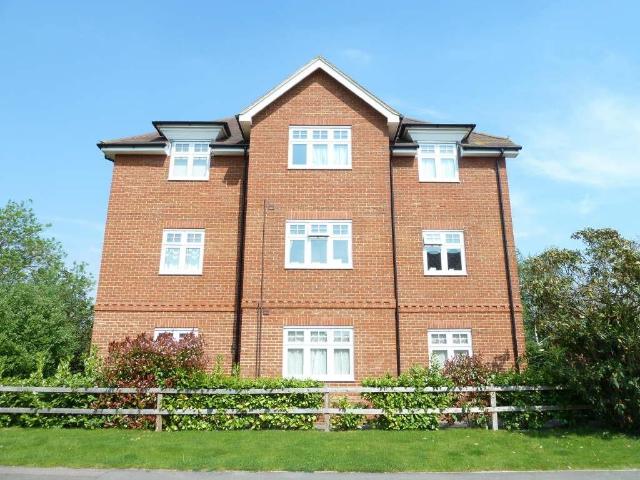 Alsager, Clements Mead, Leatherhead, Surrey KT22, 1 bed flat to rent, £1,400 pcm | PrimeLocation