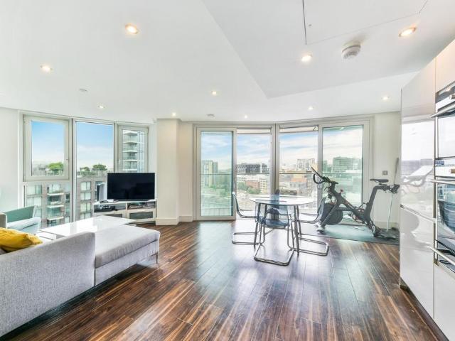 Altitude Point, Alie Street, Aldgate E1 3 bed apartment to rent £5,001 pcm £1,154 pw