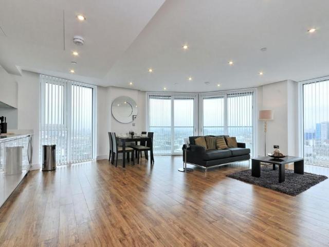 Altitude Point, Alie Street, Aldgate. 2 bed flat to rent £3,650 pcm £842 pw