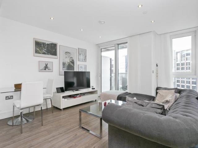 Altitude Point, London E1 1 bed apartment to rent £2,925 pcm £675 pw
