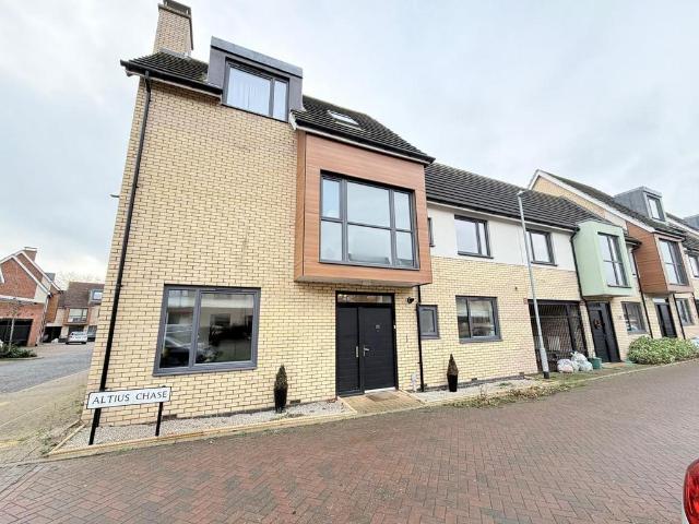 Altius Chase, Colchester CO4 4 bed link detached house to rent £2,100 pcm £485 pw