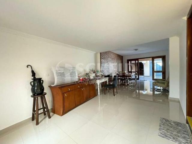 ALTO DA BOA VISTA. CASA COM 3 QUARTOS, 3 VAGAS E QUINTAL