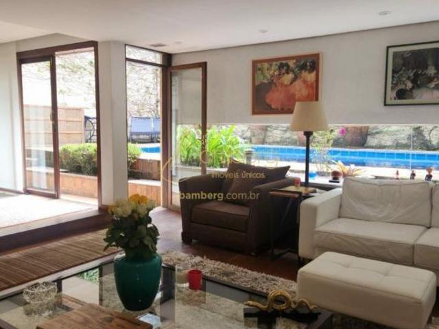 Alto da Boa Vista próxima à escola Rudolf Steiner, 3 dormitórios, sendo 2 suítes, 2 vagas, piscina