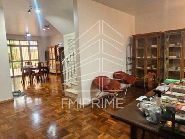 Alto de Pinheiros Sobrado com 3 quartos, suíte, quintal, terraço 3 banheiros, 3 vagas. para venda