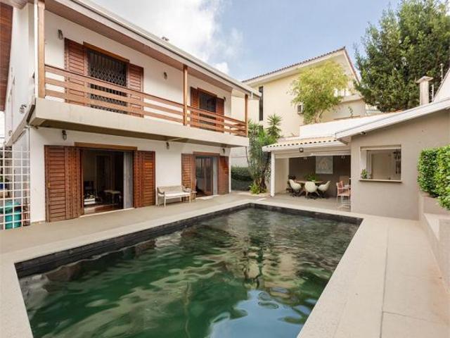 Alto de Pinheiros – Sobrado com Piscina em Rua Sem Saída, 5 Dorms e 1 Suíte