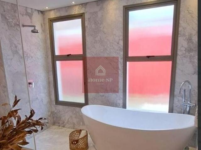 Alto padrão, 261 m2, 4 suítes, 4 vagas. Face norte, vista para Zona Residencial sem prédio