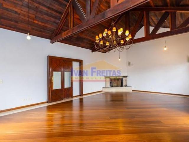Alto Padrão com 6 Dormitórios e Piscina no Portão Ideal para Uso Residencial ou Comercial
