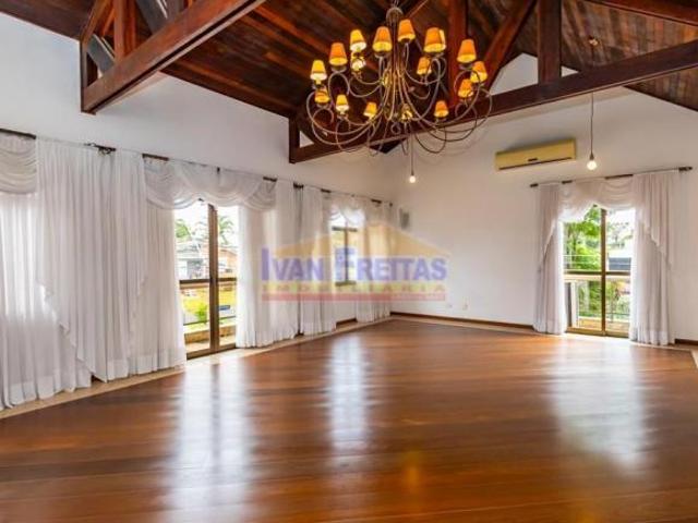 Alto Padrão com 6 Dormitórios e Piscina no Portão Ideal para Uso Residencial ou Comercial