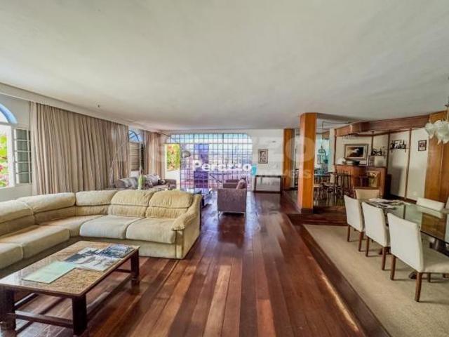 Alto Padrão e Localização Privilegiada em Residência Exclusiva com 4 Suítes no Lago Sul por R$ 4.200