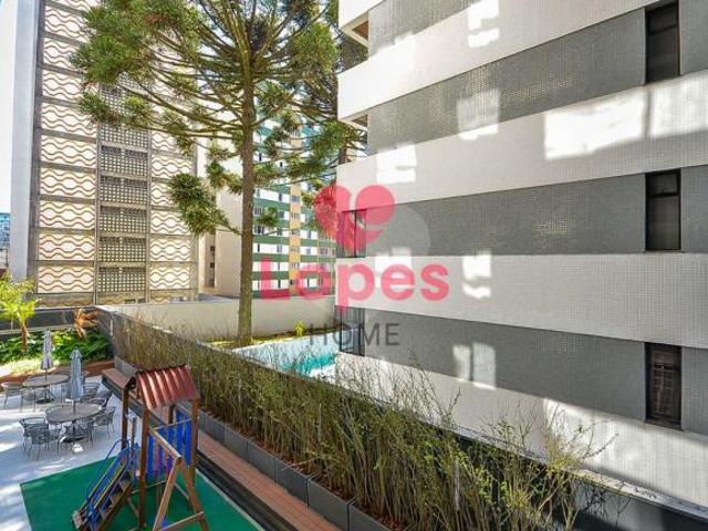 Alto padrão em Batel: duplex com 2 suítes, 3 vagas e acabamento de luxo