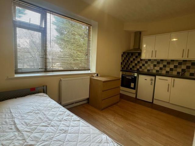 Alton Gardens, Luton LU1, Studio to rent, £700 pcm | PrimeLocation