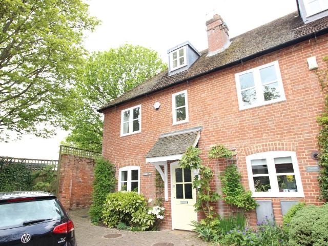 Alton Road, South Warnborough, Hook RG29, 3 bed cottage to rent, £1,950 pcm | PrimeLocation