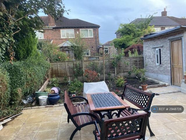 Altrincham Road, Manchester, M23 4 bed semi detached house to rent £2,150 pcm £496 pw