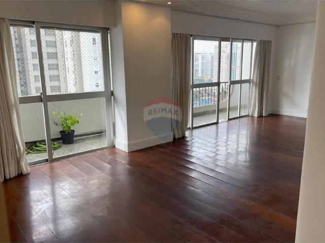 ALUGA apartamento em Moema 200m2 3 suítes, 3 vagas, lazer, andar alto