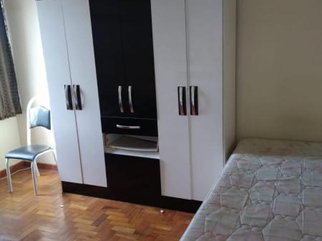 aluga quarto pra moça solteira