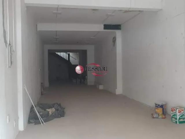 Aluga salão comercial no Centro com 34 m2, com um banheiro, com acessibilidade, ótimo para loja ou e