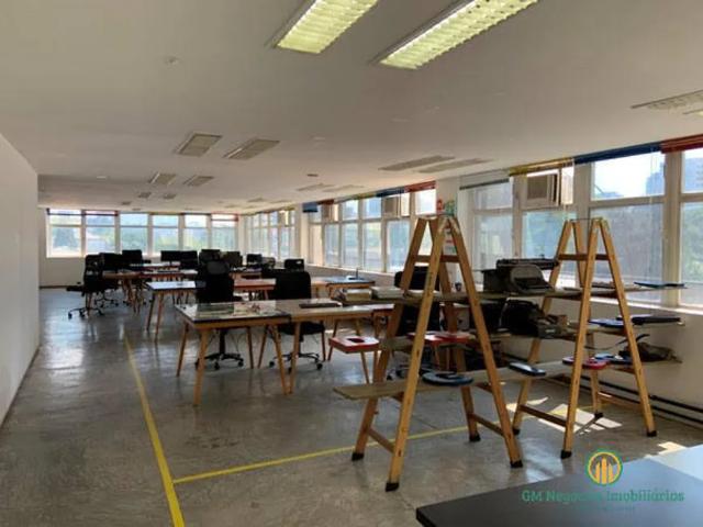 Aluga se / Vende se meia laje comercial na Faria Lima em prédio Reformado