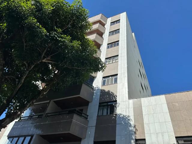 Aluga se esta maravilhosa cobertura duplex… Três suítes, duas vagas de garagem, toda rebaixamento de gesso, piso laminado e Porcelanato todos os banheiros planejados com excelente bom gosto, para mais