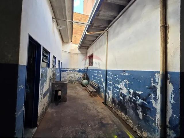 Aluga se imóvel comercial na Avenida Maria de Jesus Condeixa com 1117 m² de construção