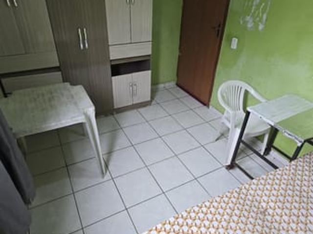 Aluga se quarto com muitas vantagens.