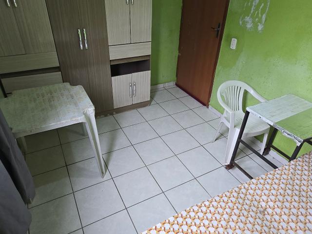 Aluga se quarto com muitas vantagens.