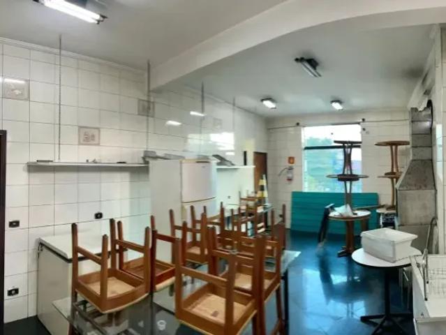Aluga se salão com 400 m² de área útil na Av. Fuad Lutfalla