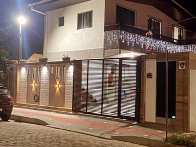 Alugo apartamento 2 minutos beto Carreiro 300 m praia Penha sc