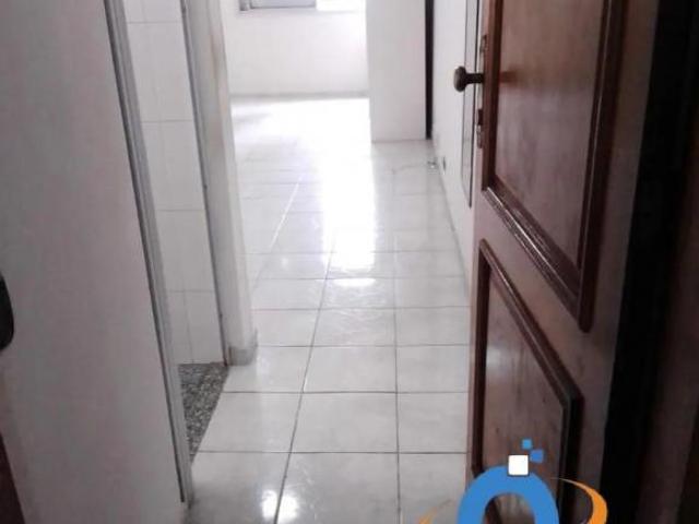 Alugo apartamento com garagem, rua do estacionamento do shopping Frei Caneca. Portaria 24H. Gás enca