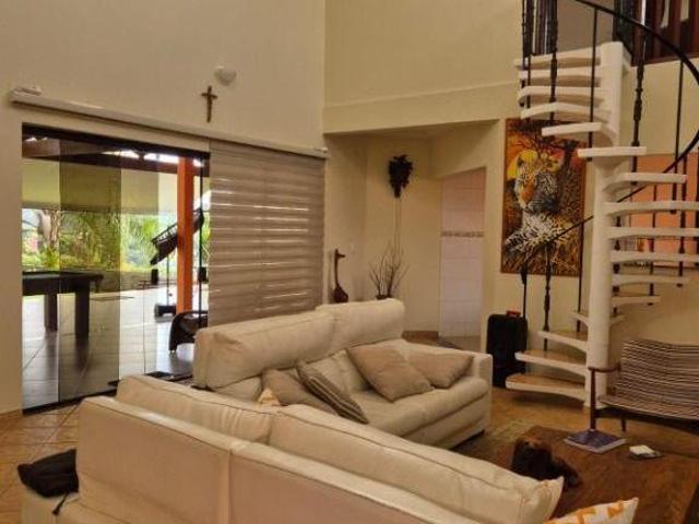 Alugo casa em condomínio de chácara Alugo casa em condomínio fechado de chácara, com área total de 3