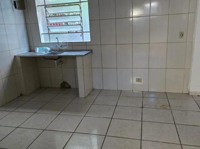 Alugo casa terrea de 01 dormitorio na vila das belezas