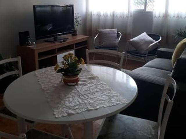Alugo quarto pequeno. com banheiro privado