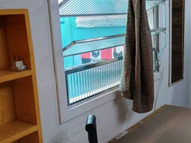 Alugo quarto com banheiro para moças
